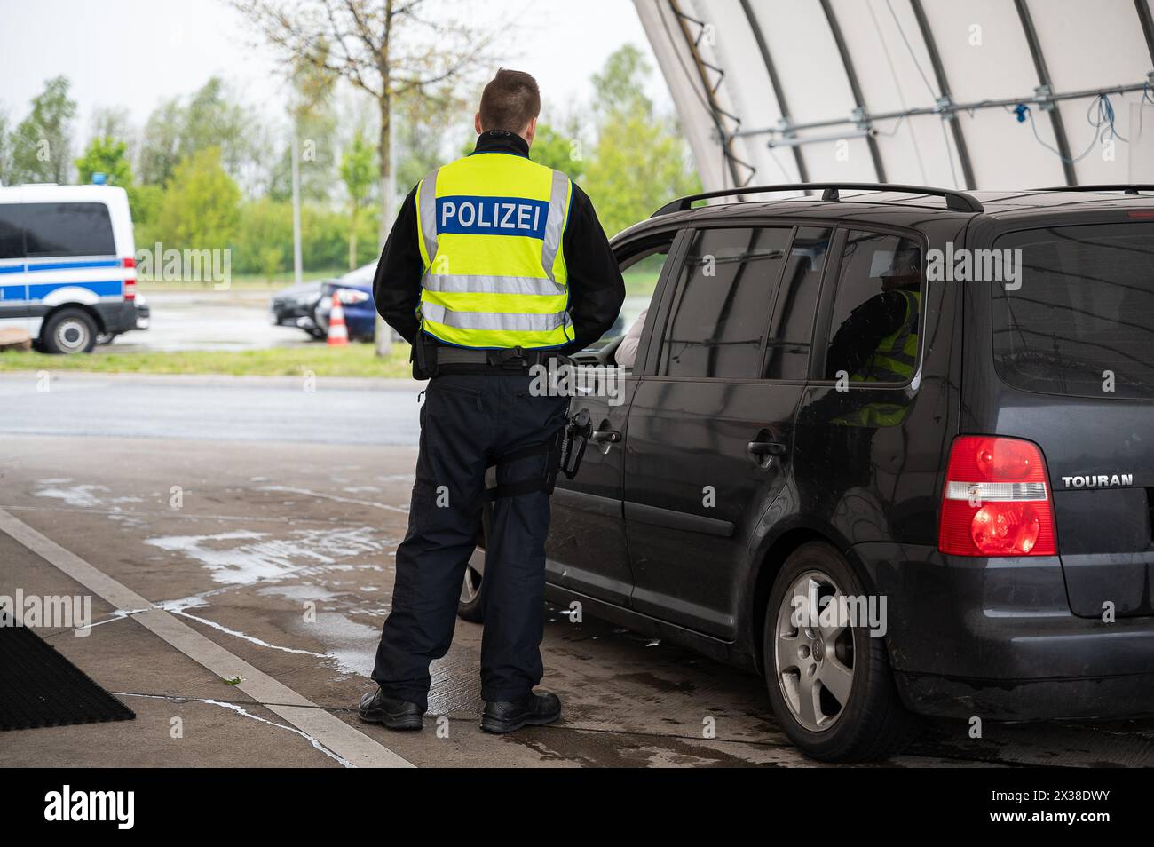 Ludwigsdorf, Germany. 25th Apr, 2024. A Federal Police officer checks a ...