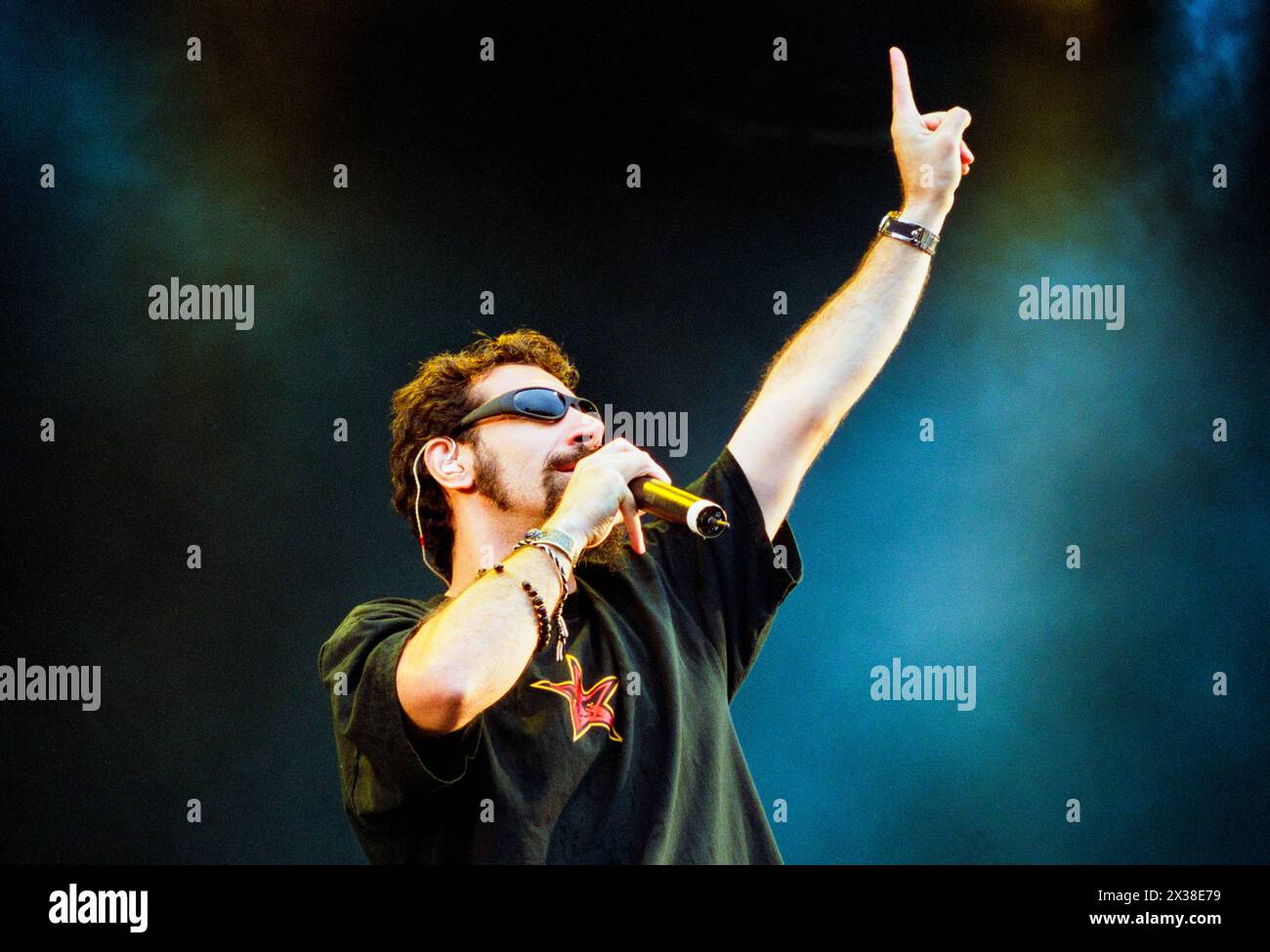 SYSTEM OF A DOWN, READING FESTIVAL, 2001: Singer Serj Tankian from ...