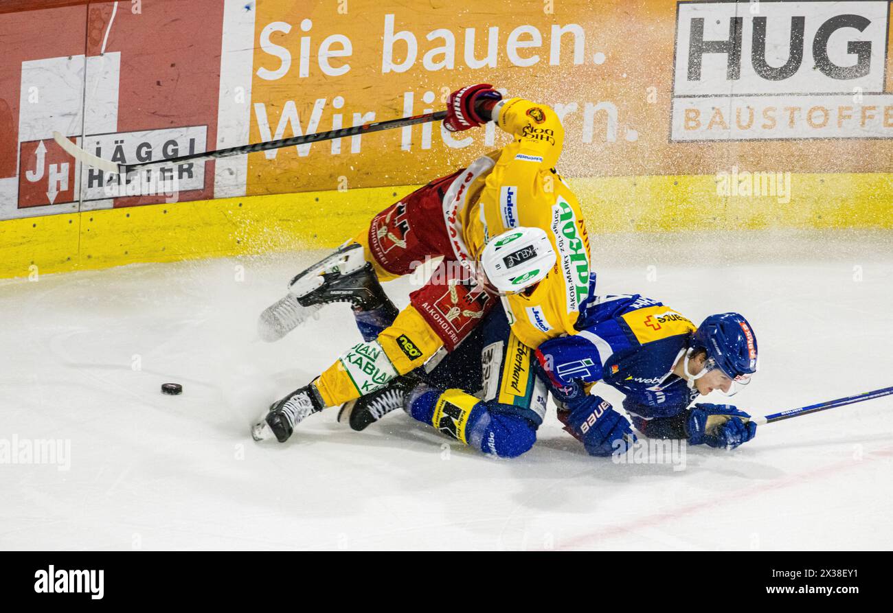 Zweikampf zwischen dem Klotener Verteidger #64 David Reinbacher und dem ...