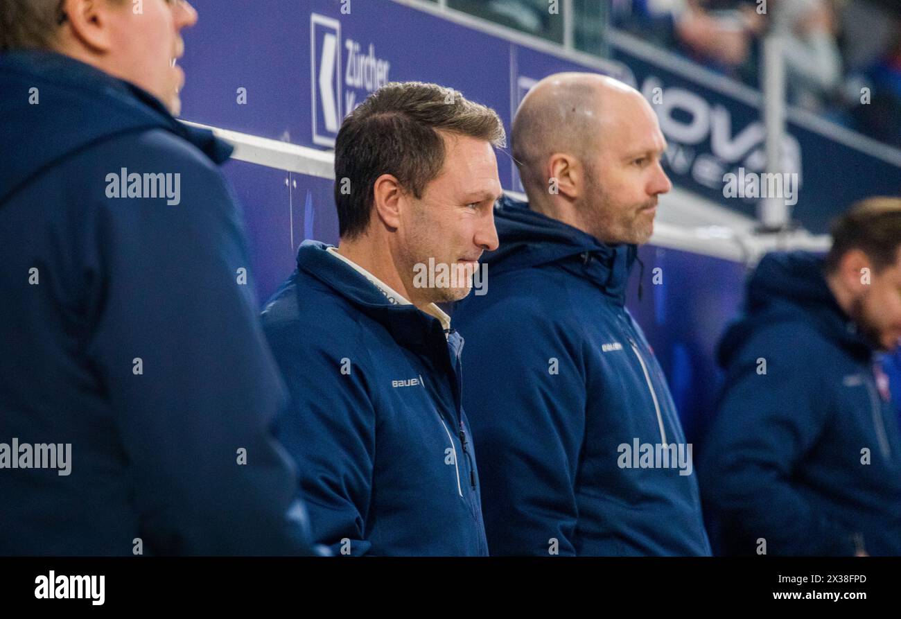 EHC Kloten Headcoach Jeff Tomlinson, dahinter Assistenztrainer Kimmo ...