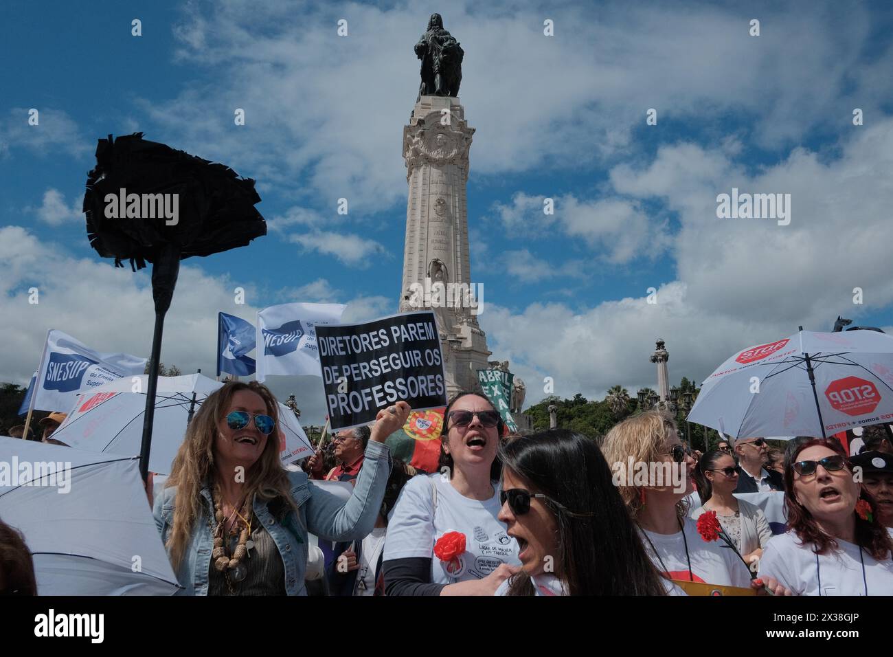 Lisbon, Lisbon, Portugal. 25th Apr, 2024. People march through Lisbon ...
