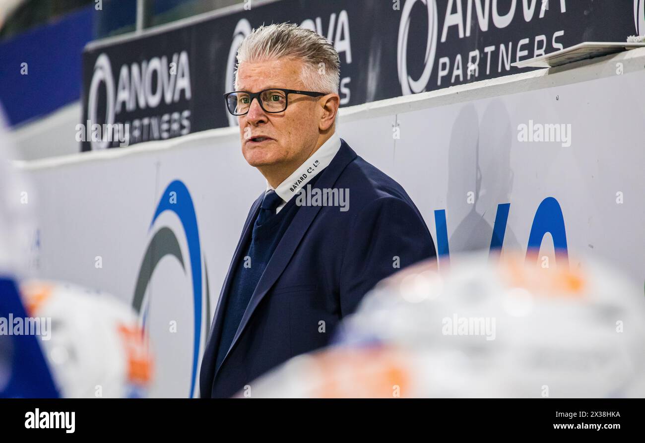 ZSC Lions Headcoach Marc Crawford ist, während dem Regular Season Spiel ...