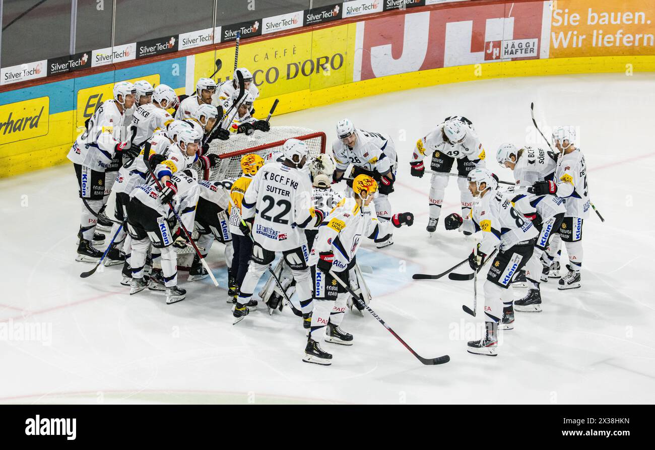 Das Team des HC Fribourg-Gotteron vor Spielbeginn gegen den EHC Klotne ...