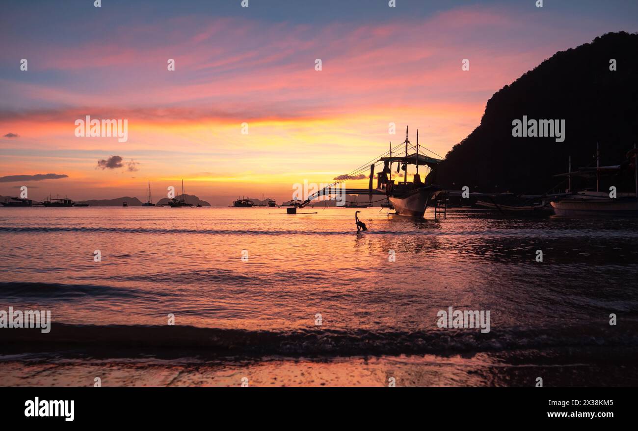 Traditional philippine boat bangka at sunset time. Beautiful sunset ...