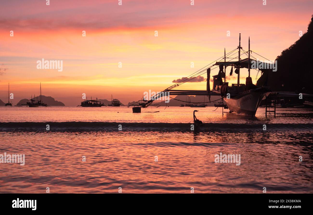 Traditional philippine boat bangka at sunset time. Beautiful sunset ...