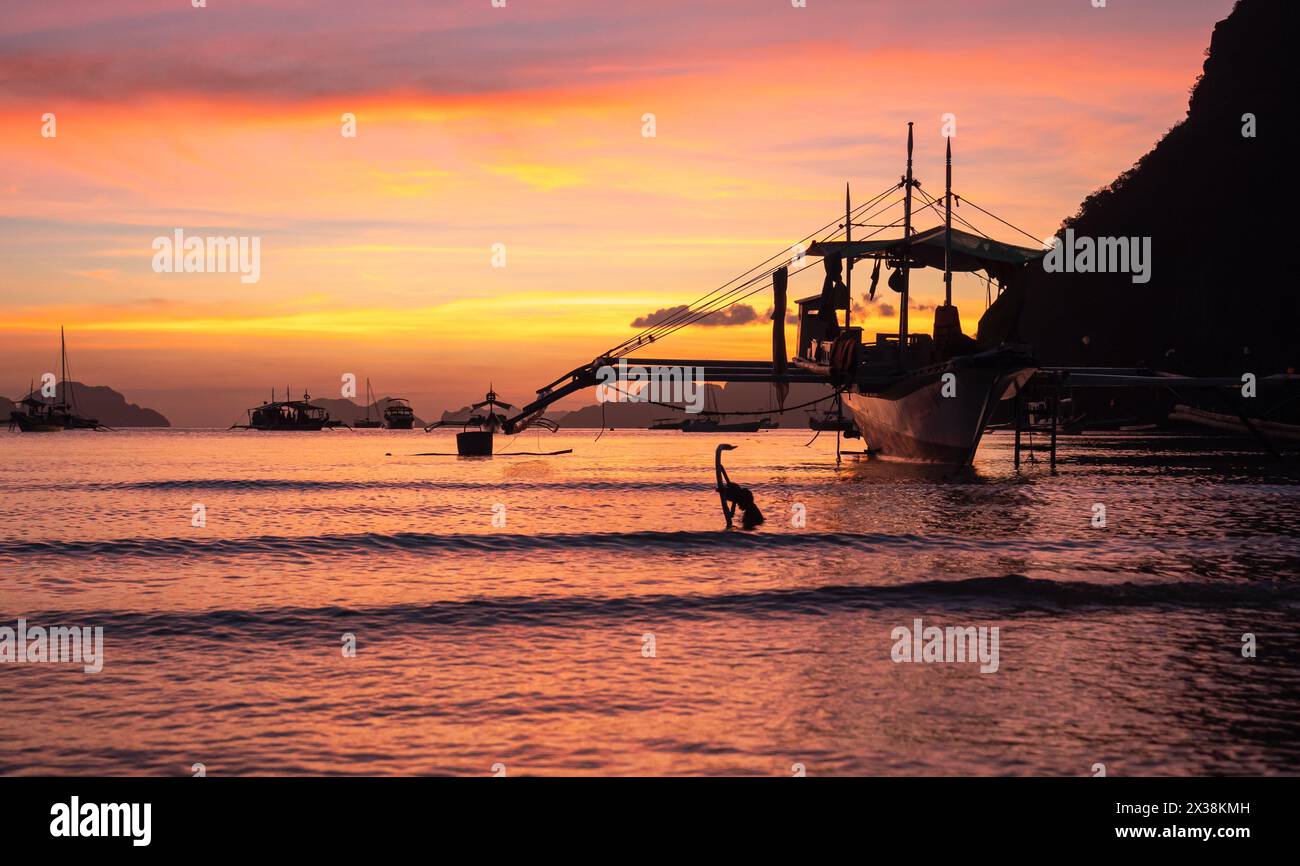 Traditional philippine boat bangka at sunset time. Beautiful sunset ...