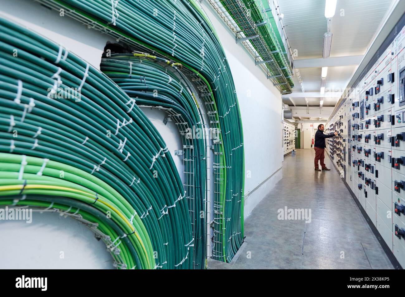 Maintenance worker, Overview Low Voltage, Wiring, Electrical panels ...