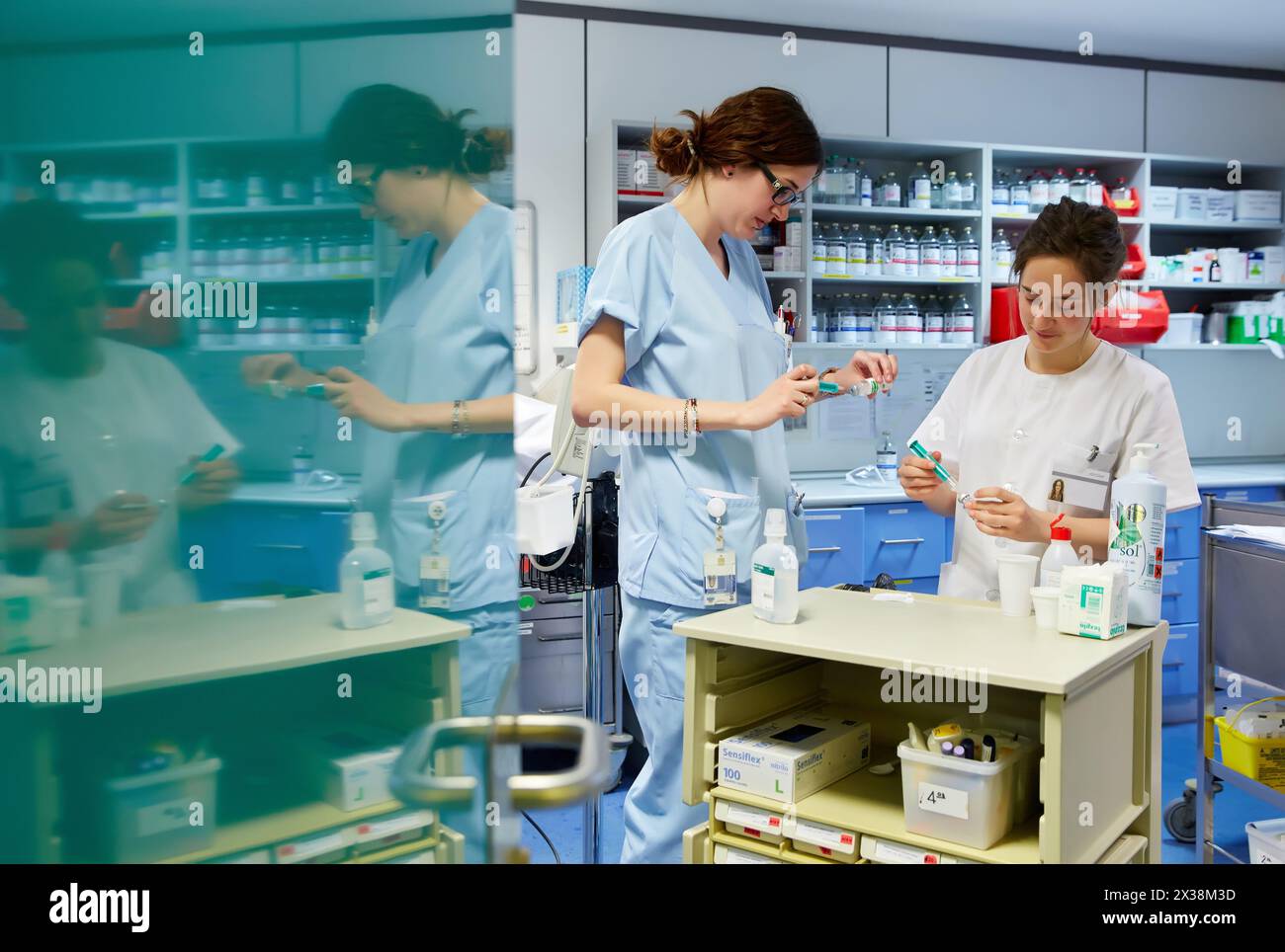 Nurse preparing medication, Nursing control, Plant hospitalization ...