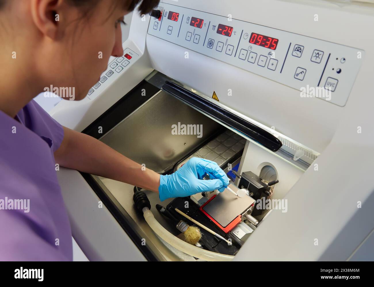 Cryostat for standard applications in the clinical histopathology ...