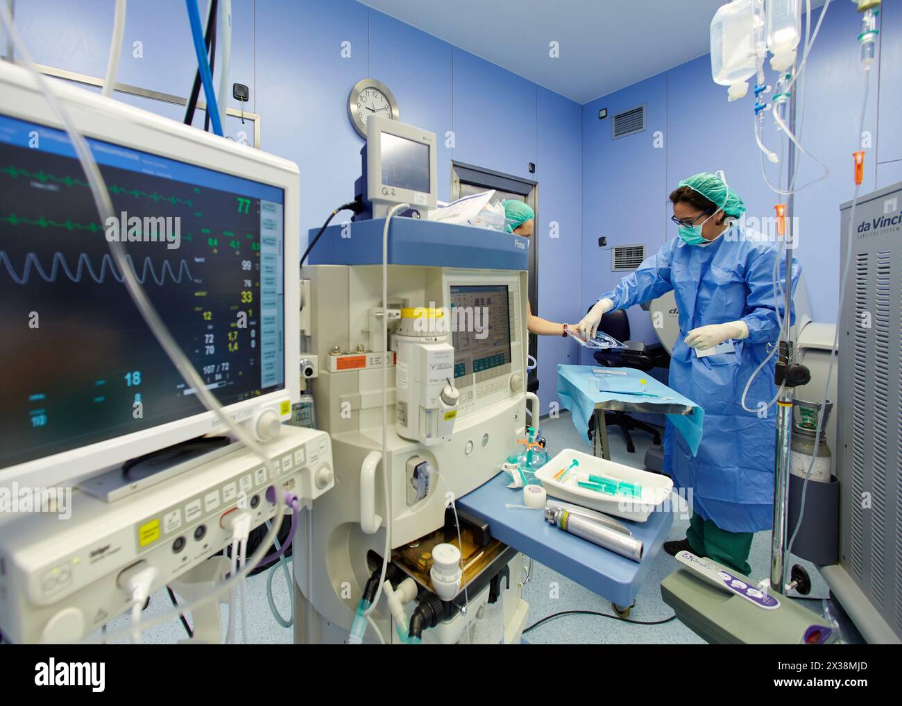 Operating room, Prostate cancer robotic surgery, Da Vinci surgical ...