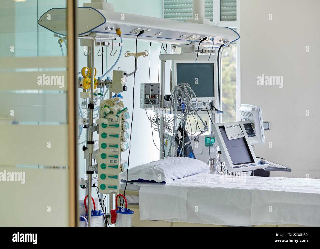 Empty icu hospital bed hi-res stock photography and images - Alamy