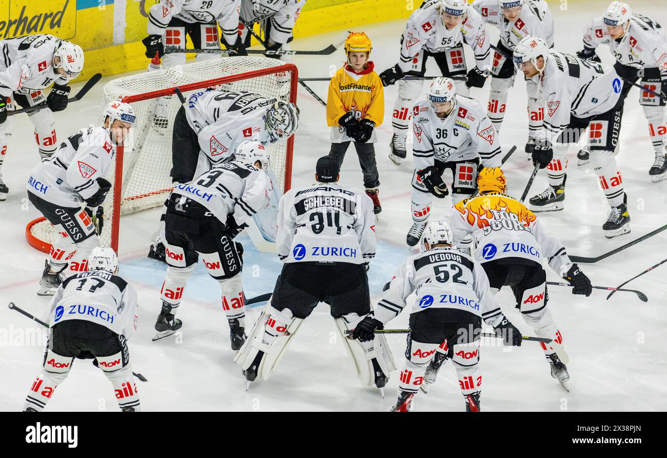 Das Team des HC Lugano vor dem Spiel gegen den EHC Kloten in der Stimo ...