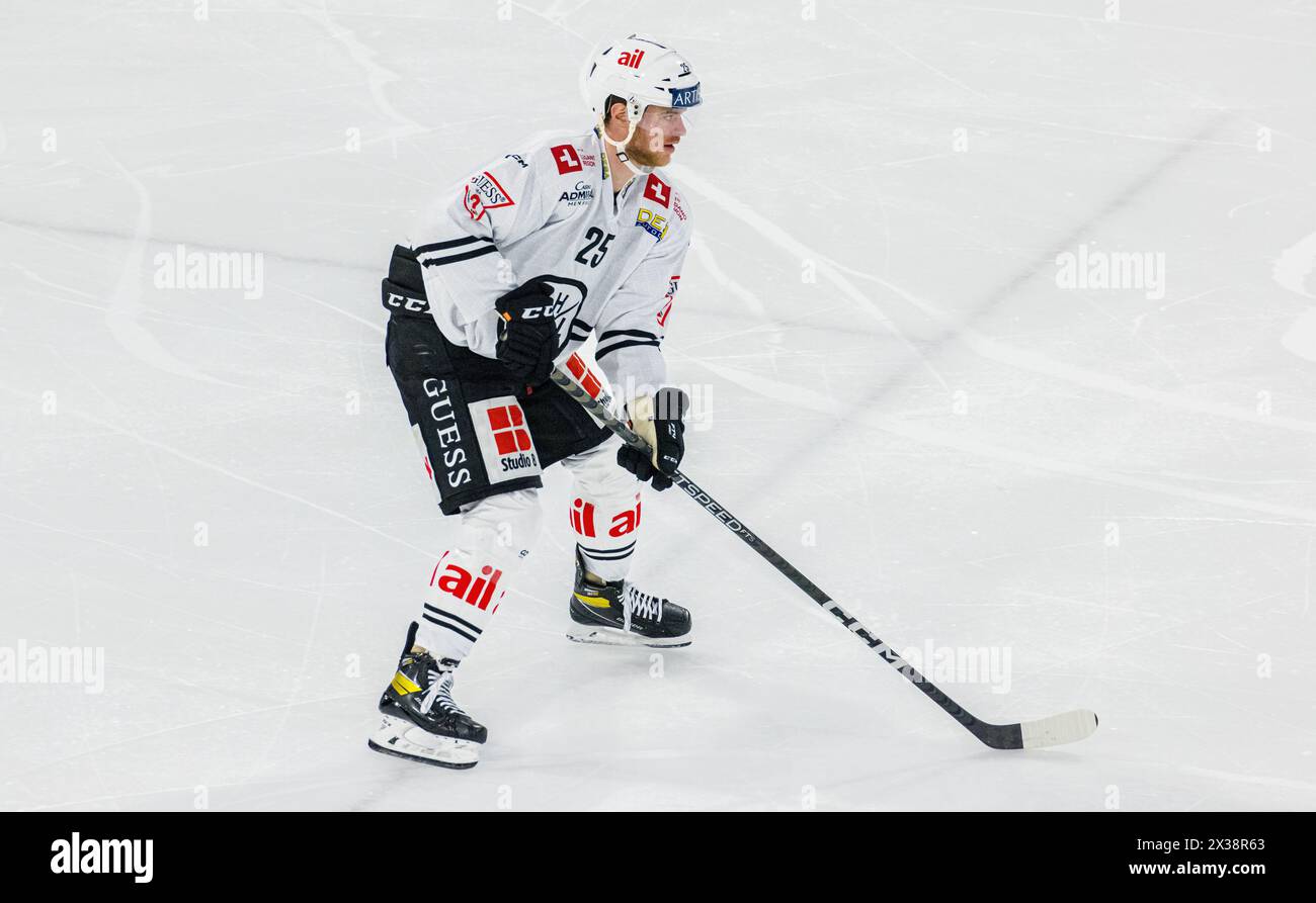 HC Lugano Verteidiger #25 Mirco Mülller versucht, während dem Spiel ...