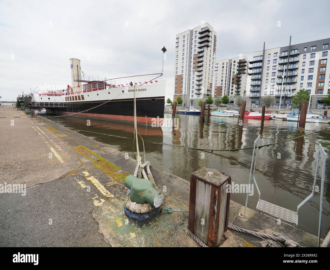 Gillingham, Kent, UK. 25th Apr, 2024. Historic paddlesteamer Medway ...