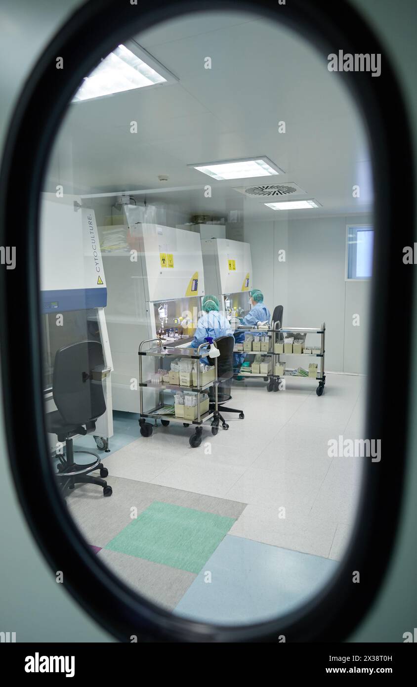 Preparation of drugs, Clean room, Pharmacy, Hospital Donostia, San ...
