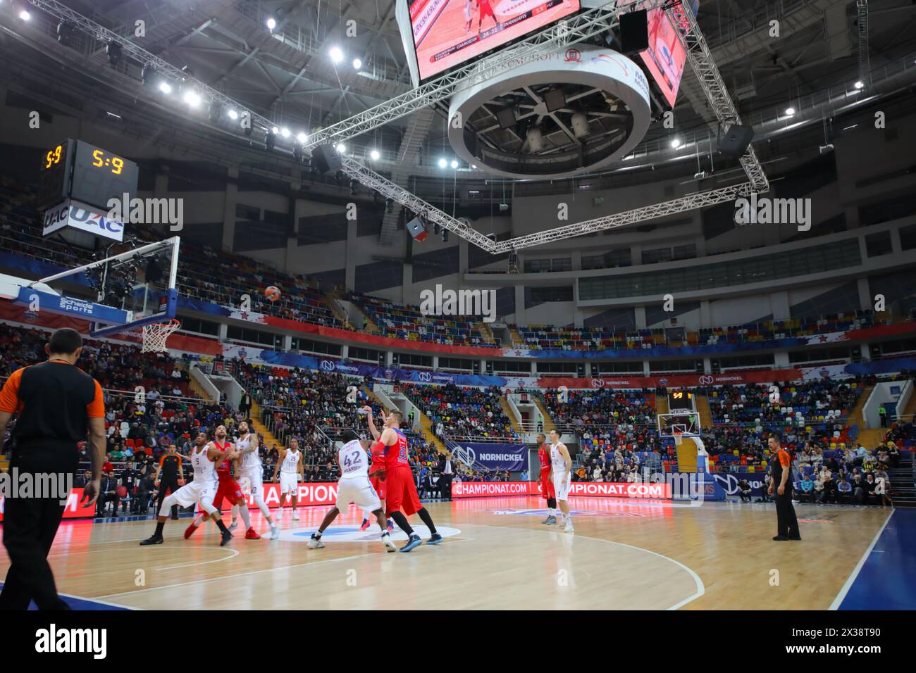 Basketball referee fight hi-res stock photography and images - Alamy