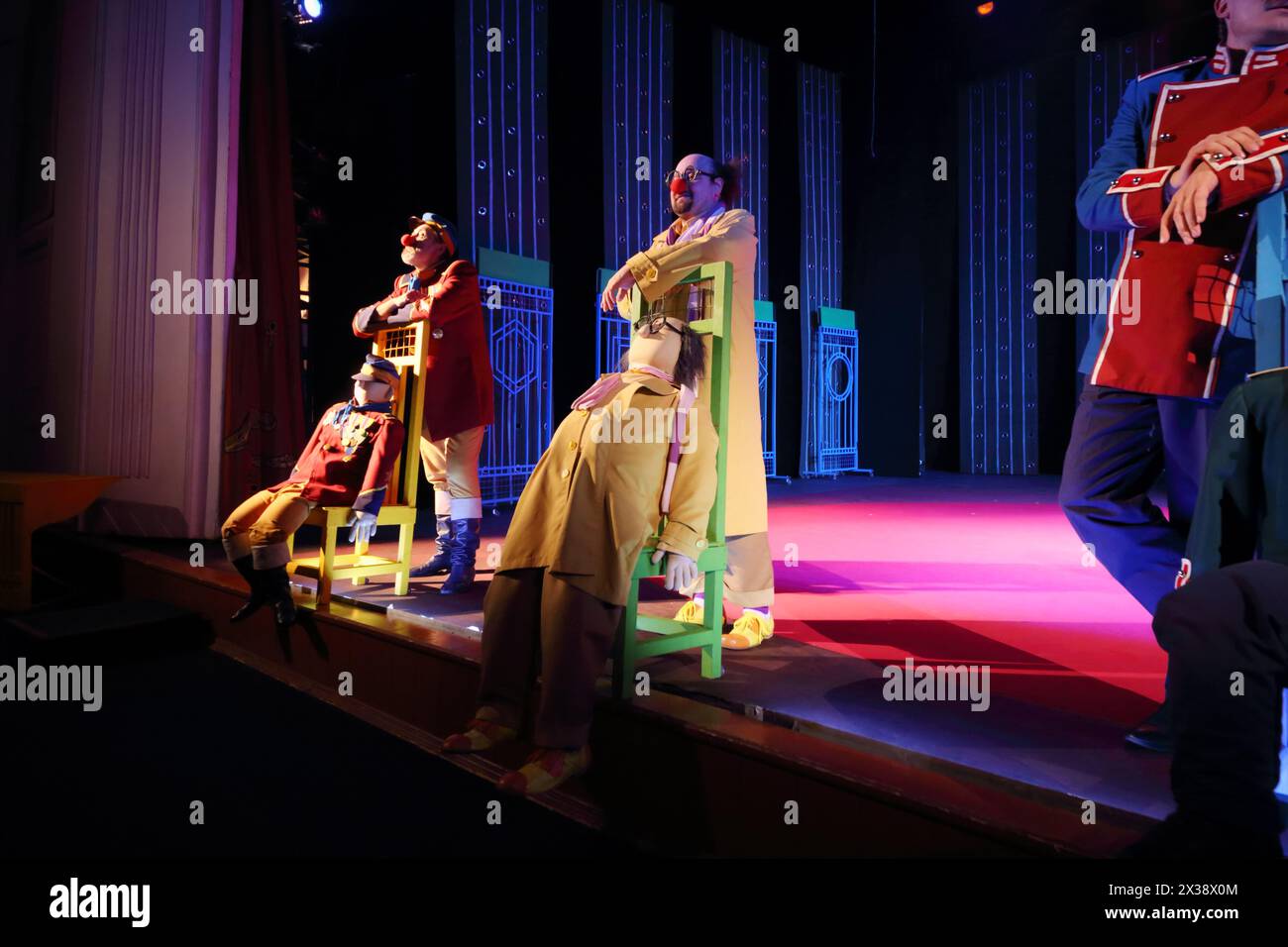 MOSCOW - OCT 19, 2016: Actors with puppets during Premium class ...