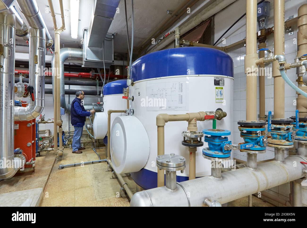 Maintenance worker, Installation of water pumps, Hospital Donostia, San ...