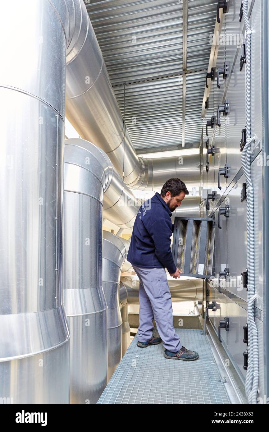 Maintenance worker, Installation of air conditioning, Ventilation air ...