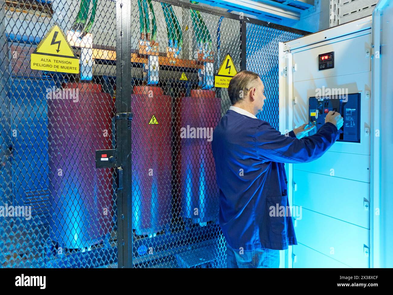 Maintenance worker, Trafo, Electrical transformers, Wiring, Hospital ...