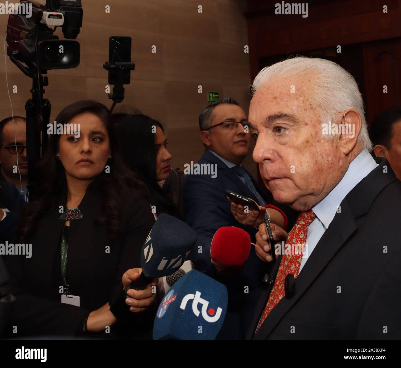 JUICIO-POLITICO-SANTOS-ALVITE Quito, jueves 25 de abril del 2024 Pleno ...