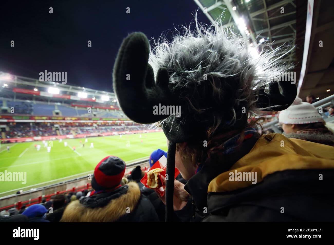Football fans eating in stadium hi-res stock photography and images - Alamy