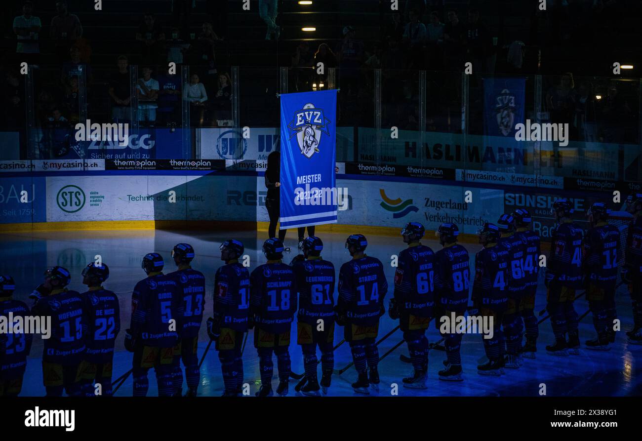 Der Wimpel mit dem Meistertitel wird in einer Zeremonie mit den EV Zug ...