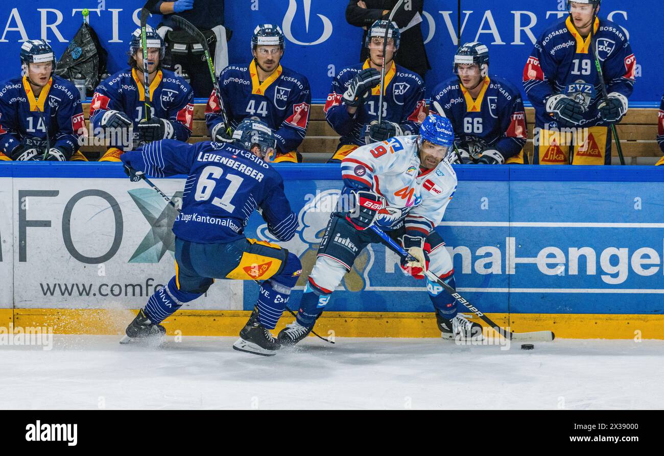 Zweikampf zwischen dem Adler Mannheim Spieler #9 Nigel Dawes und dem ...