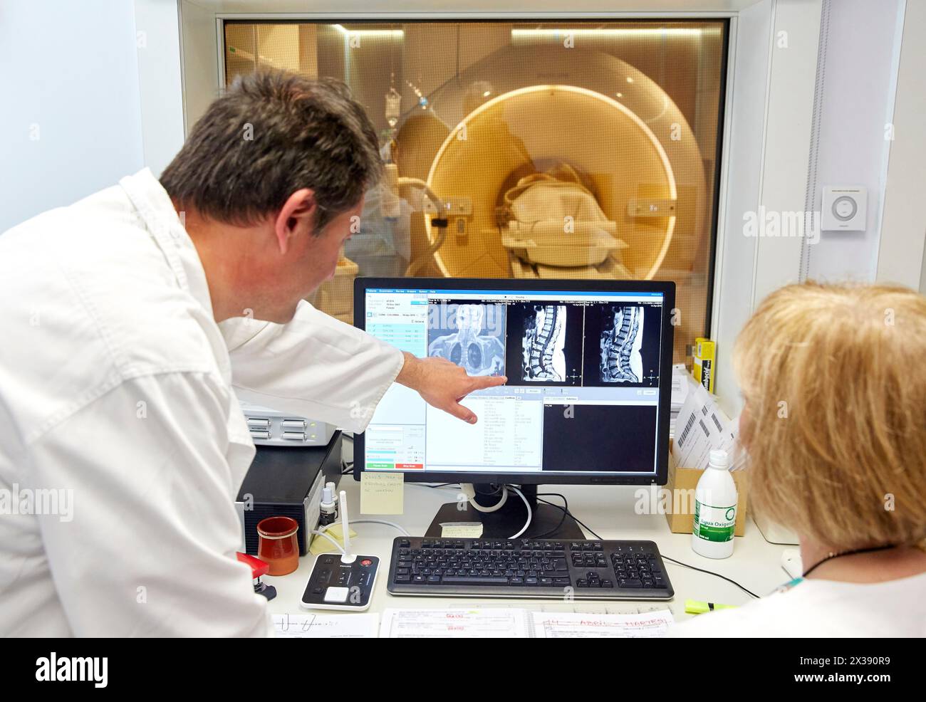 MRI scan, NMR (Nuclear Magnetic Resonance), medical imaging for ...