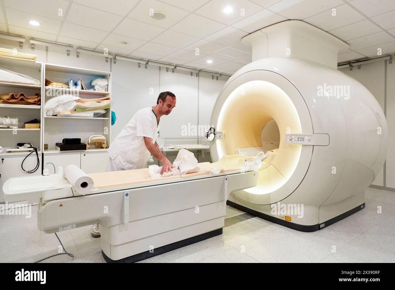 MRI scan, NMR (Nuclear Magnetic Resonance), medical imaging for ...