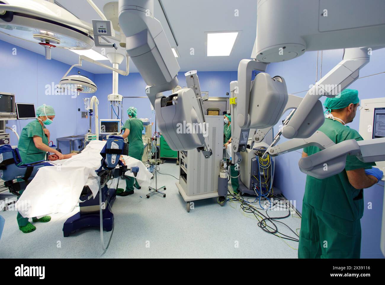 Doctor standing working da vinci hi-res stock photography and images ...