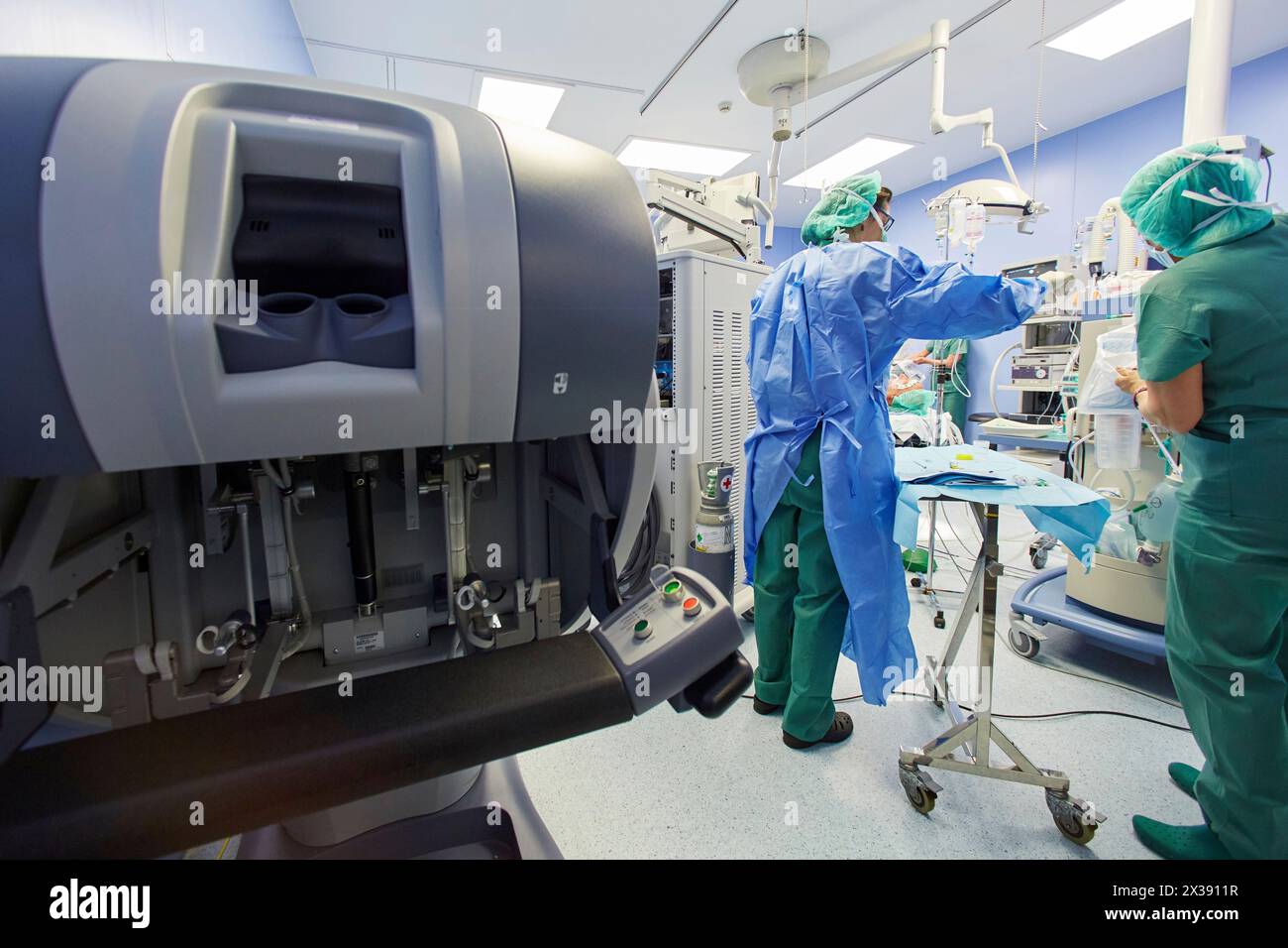 Operating room, Prostate cancer robotic surgery, Da Vinci surgical ...