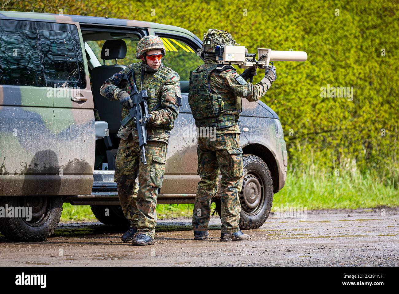 25 April 2024, Lower Saxony, Nienburg (Weser): Reservists take part in ...