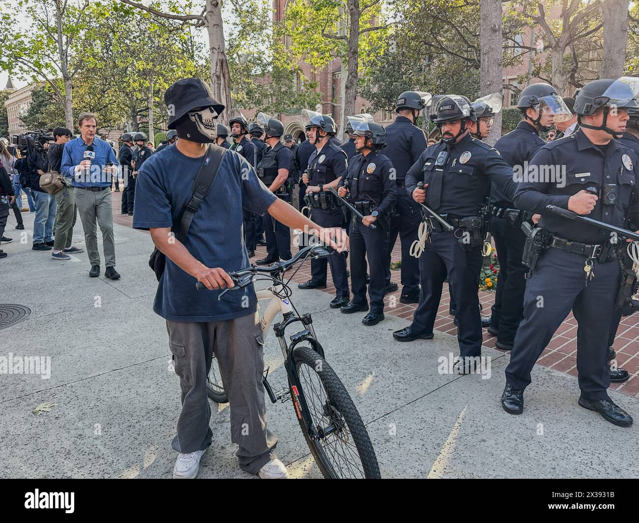Los Angeles, California, U.S.A. 24th Apr, 2024. Man in spooky skeleton ...