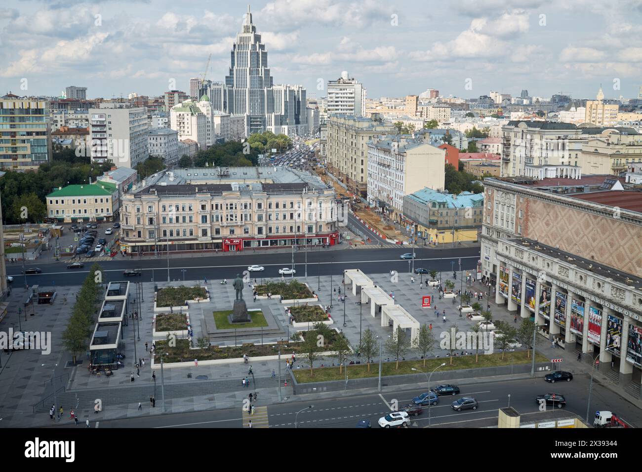 MOSCOW, RUSSIA - JUL 7, 2016: The intersection of Tverskaya Street and ...