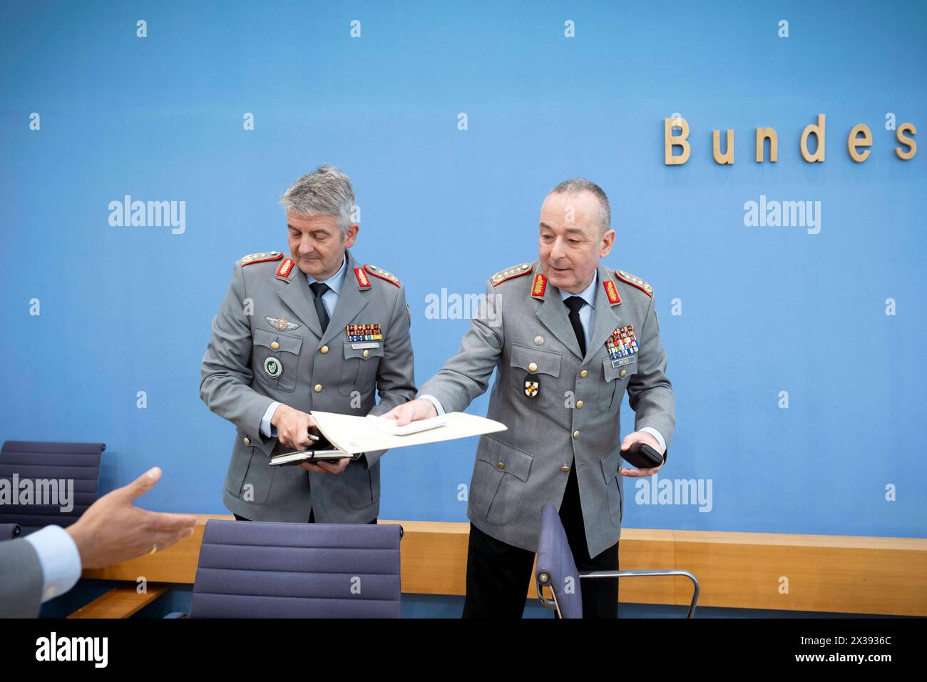 Alexander Sollfrank, General Carsten Breuer - Quadriga Exercises DEU ...