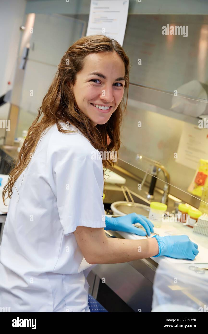 Selecting tissue sample, Anatomic Pathology, Hospital Donostia, San ...