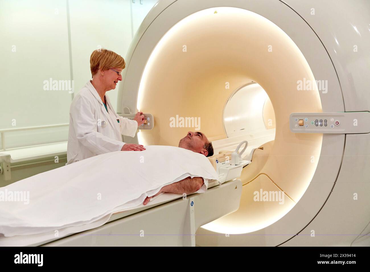 MRI scan, NMR (Nuclear Magnetic Resonance), medical imaging for ...