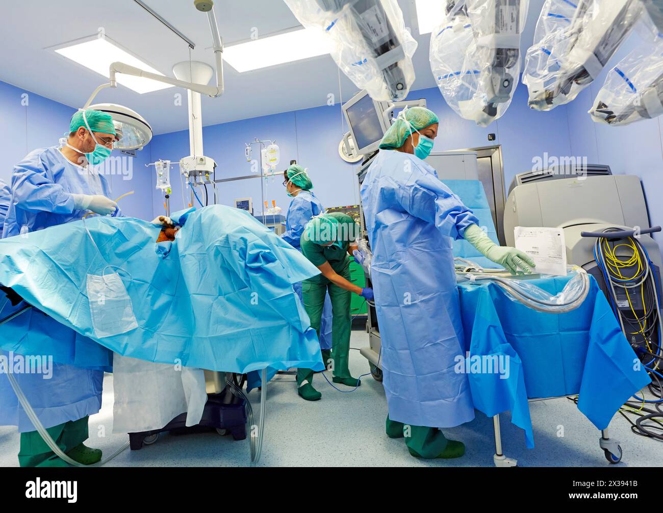 Operating room, Prostate cancer robotic surgery, Da Vinci surgical ...