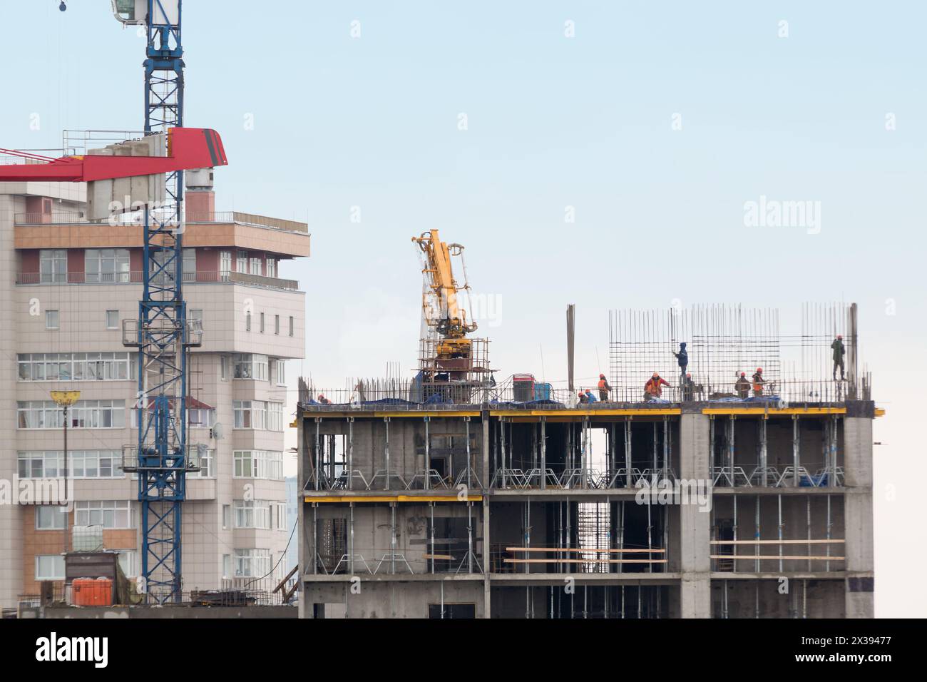 Cityscape with workers and incomplete building at construction Stock ...