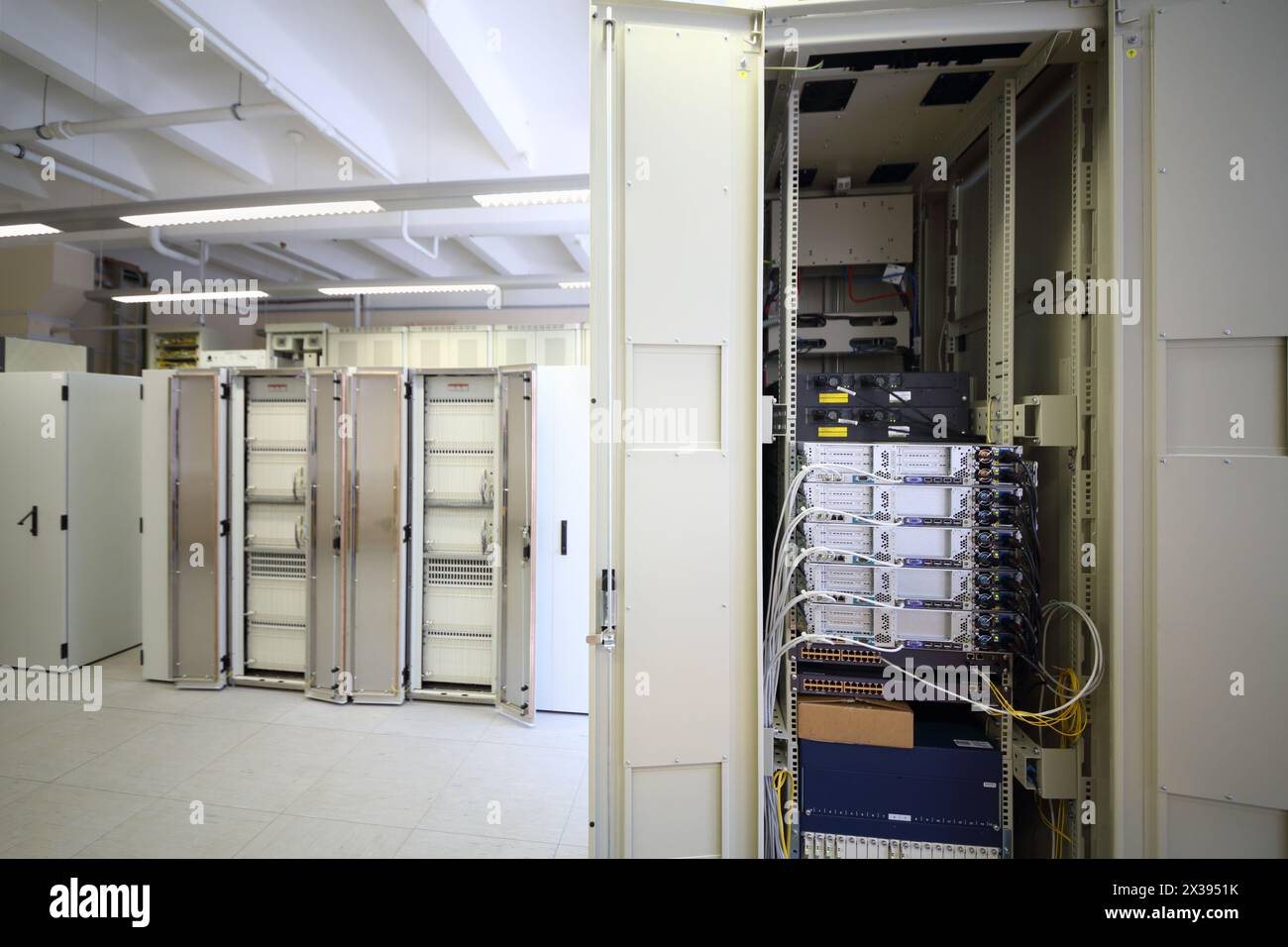 Computer many cables data center hi-res stock photography and images ...