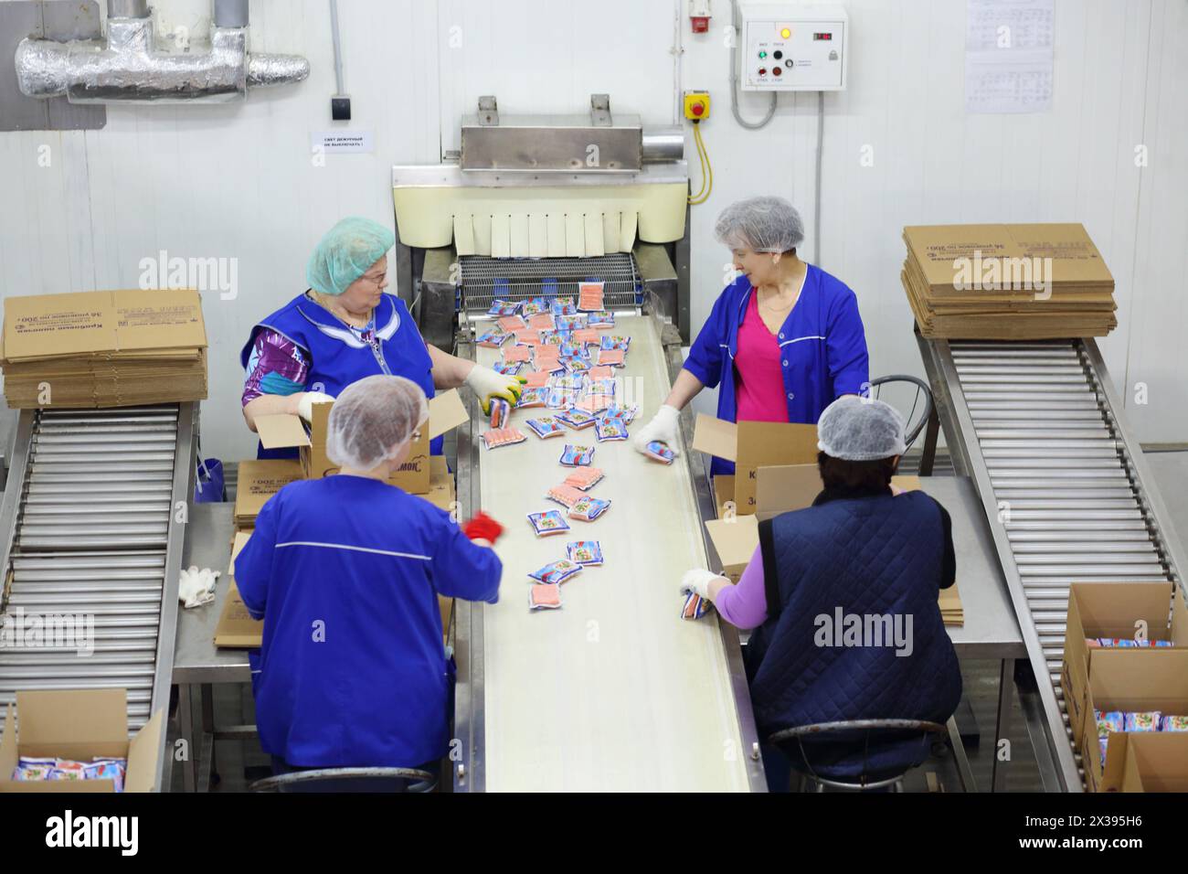 Factory workers work in packing hi-res stock photography and images - Alamy
