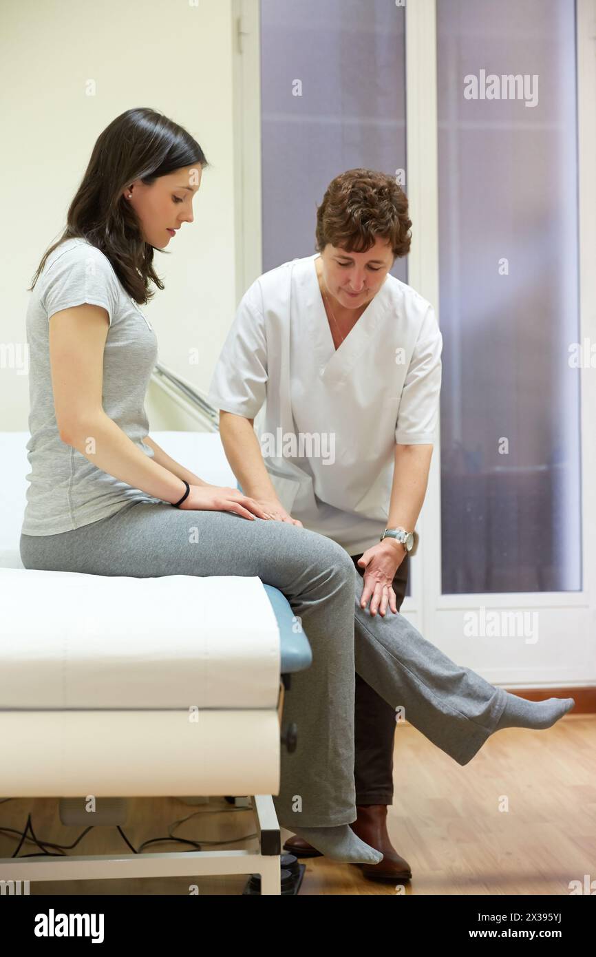 Doctor examining legs female patient hi-res stock photography and ...