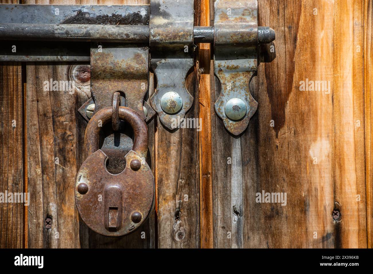 Old lock padlock rusty bolt hi-res stock photography and images - Alamy