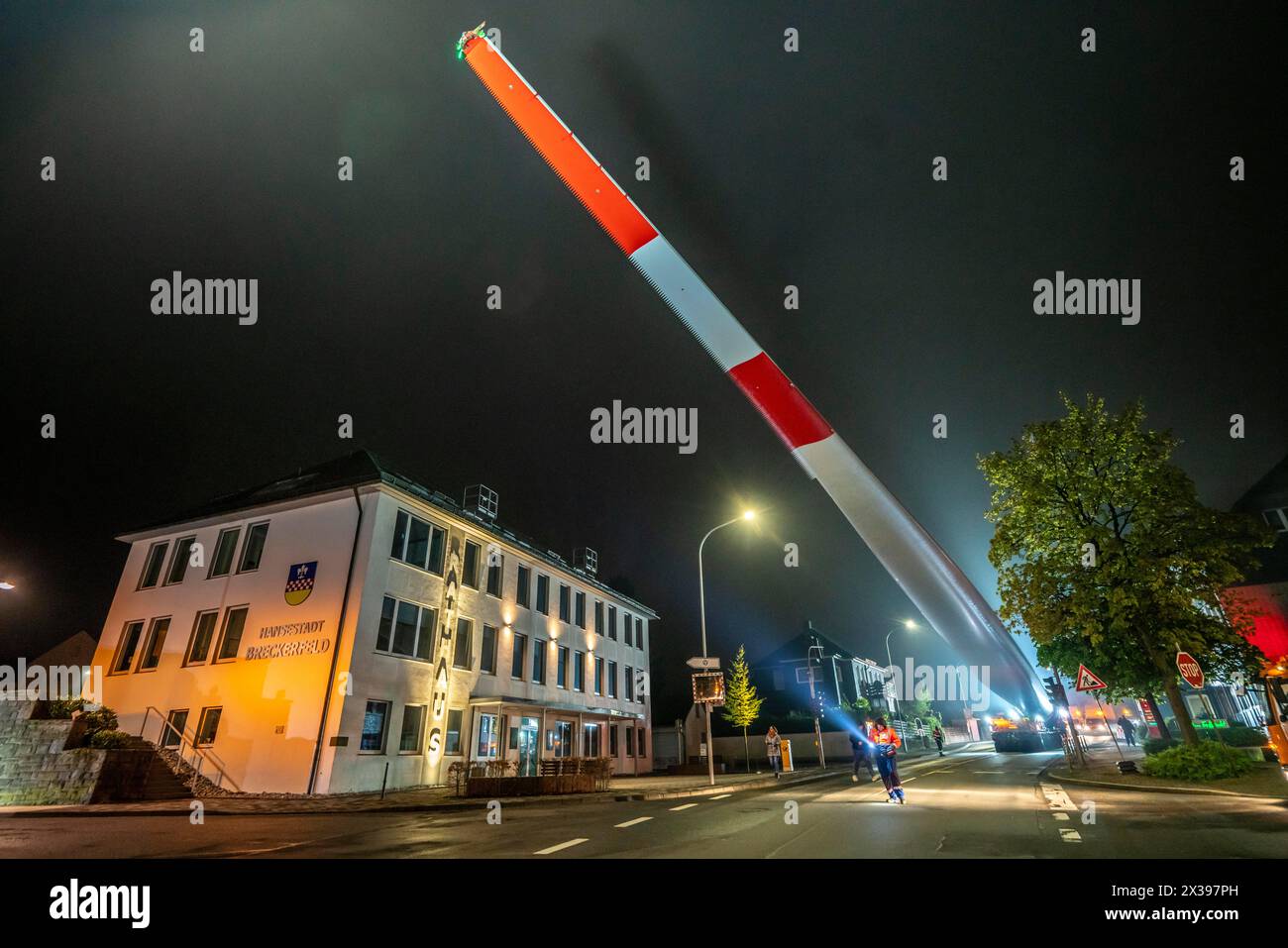 Transport of a 68 meter long, 22 T heavy blade, of a wind turbine, here ...