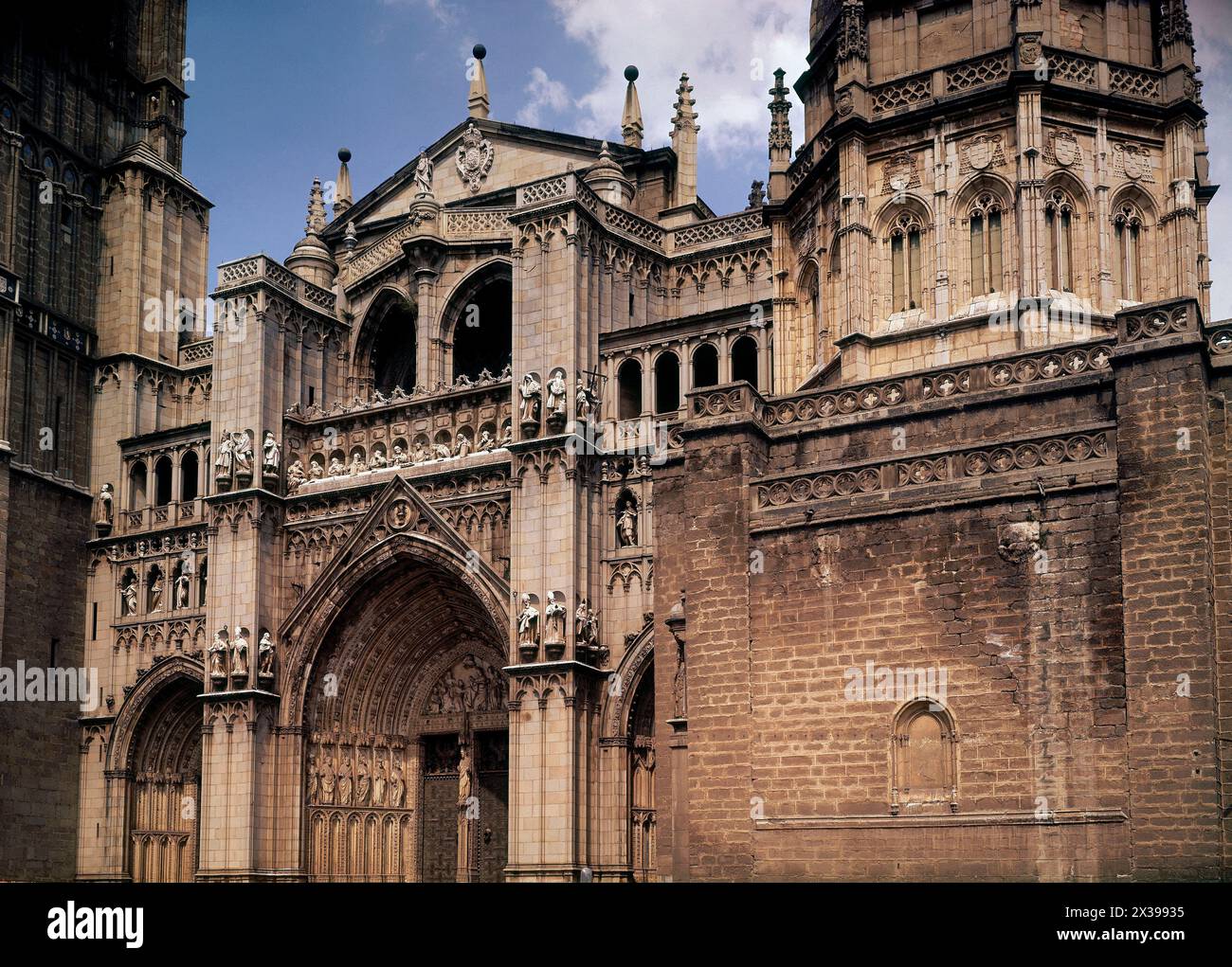 EXTERIOR - FACHADA PRINCIPAL- ARQUITECTURA GOTICA ESPAÑOLA. Location ...