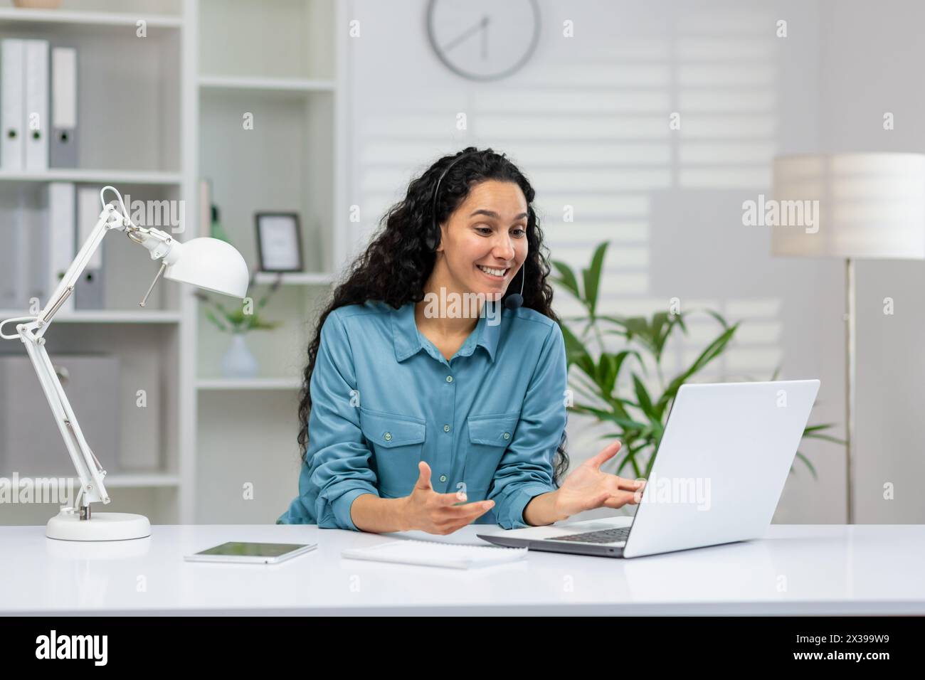 Woman in work setting hi-res stock photography and images - Alamy