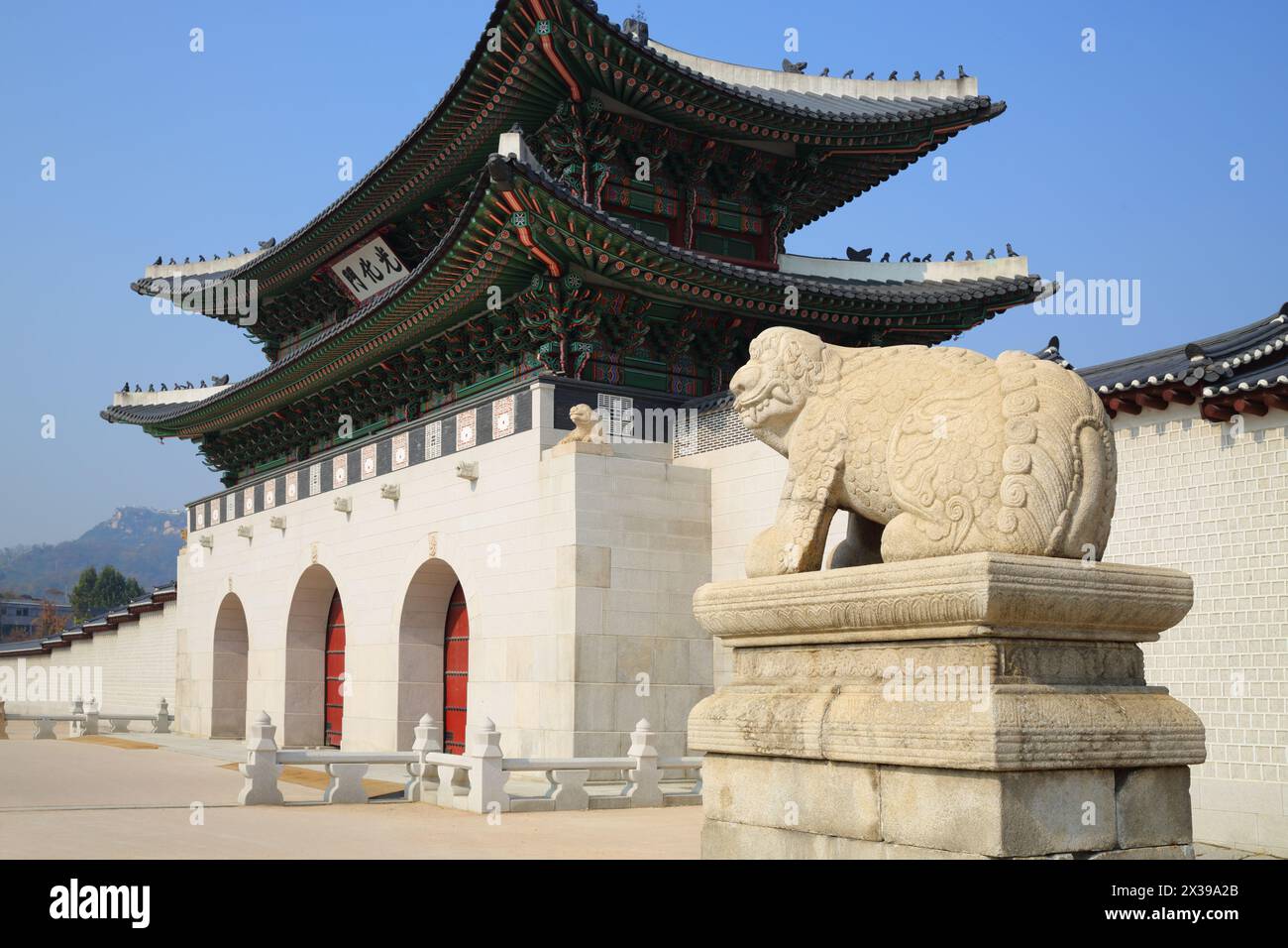 SEOUL - NOV 2, 2015: Main entrance in palace Gyeongbokgung with pagoda ...