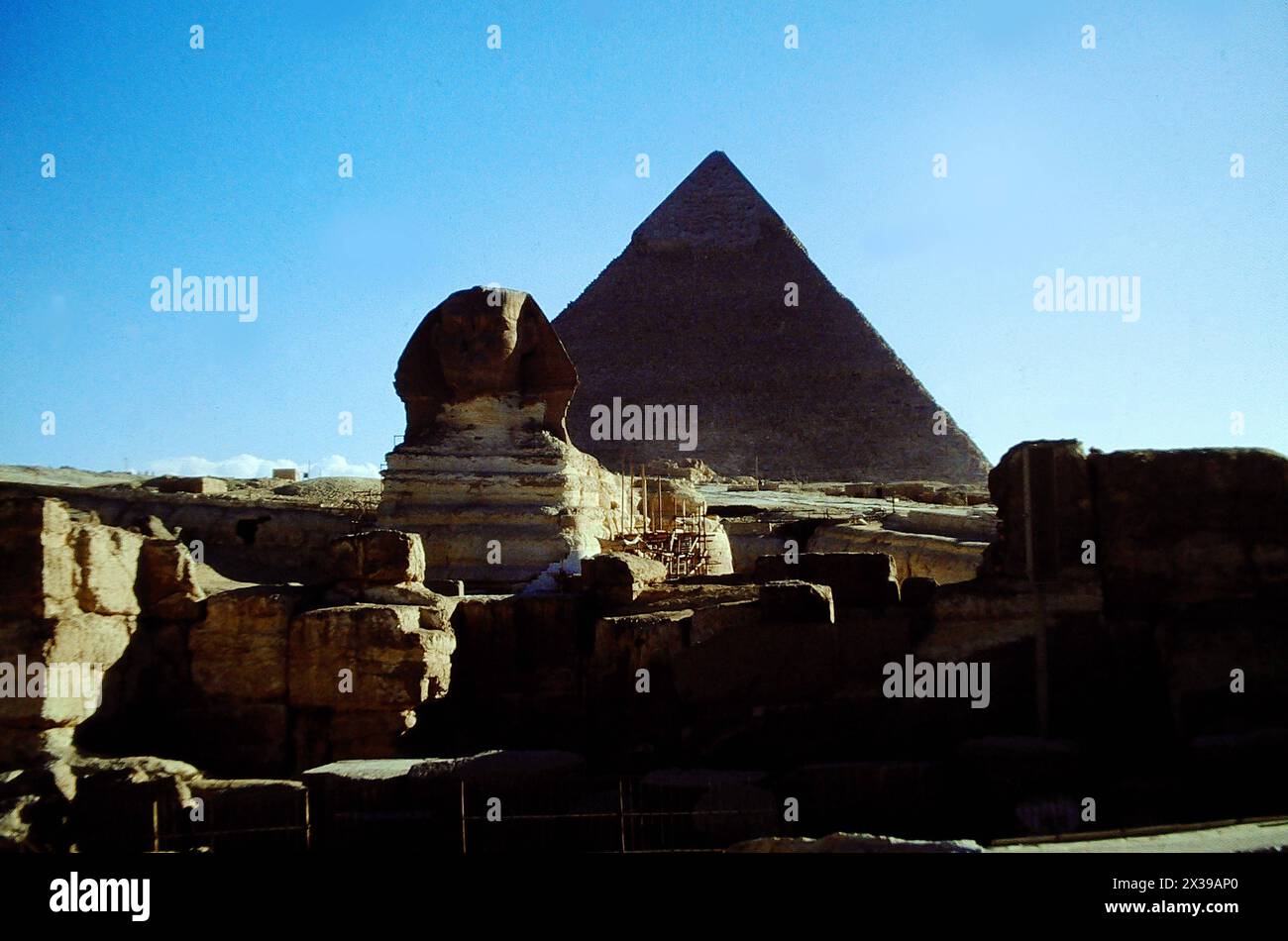 Blick auf den Sphinz und die Cheops Pyramide im Morgenlicht Aegypten ...