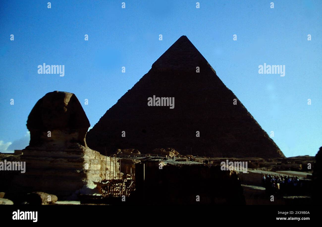 Blick auf den Sphinx und die Cheops Pyramide in Giseh bei Kairo ...